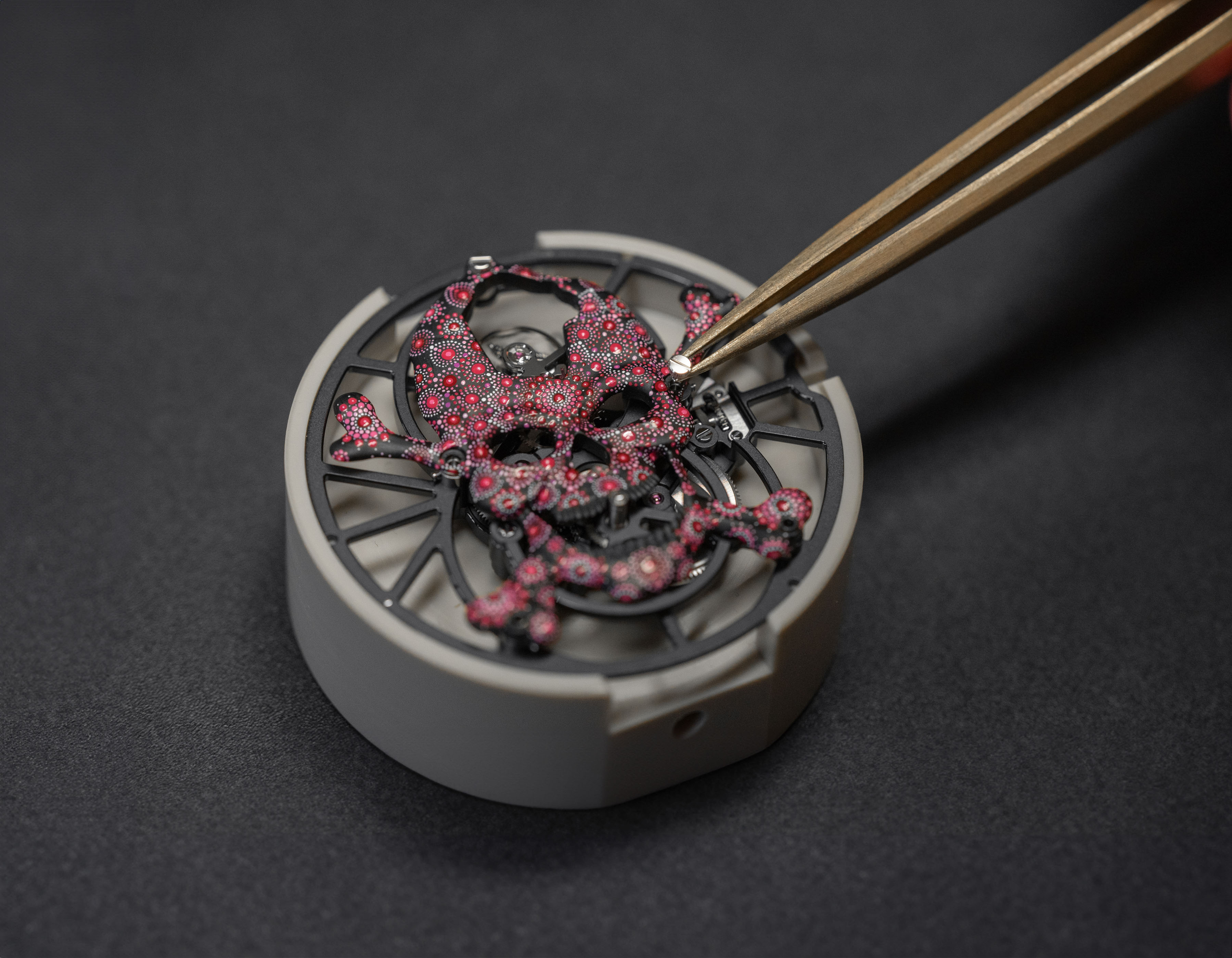 Tourbillon Skelet Ceramic Skull Pink Pointillism Press | Jaquet Droz